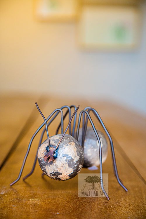 Formiga corpo em cerâmica, pernas em metal. Tamanho: M