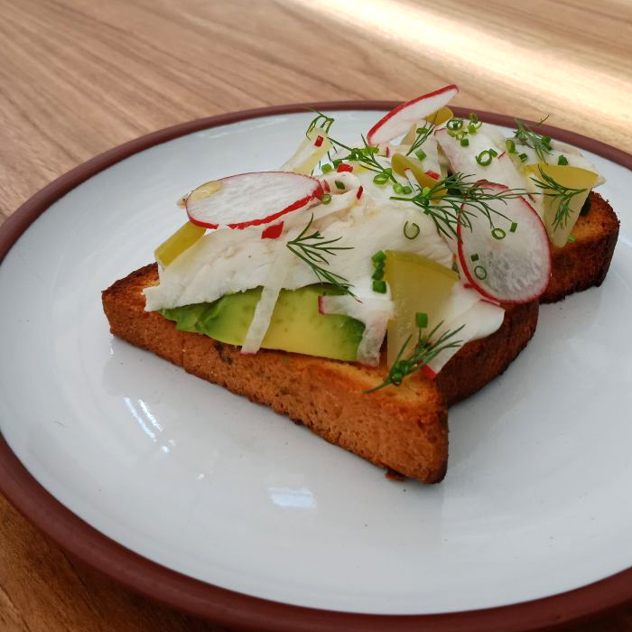 Receta de Narda Lepes. Brioche, pescado curado, palta