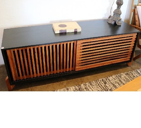 Rack em mdf com portas ripadas