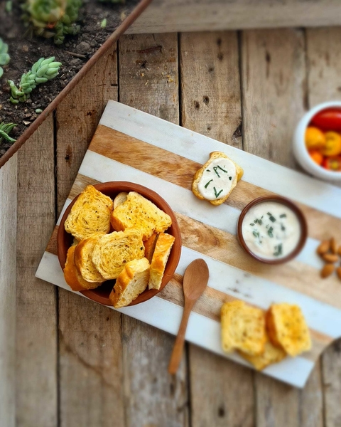Tostadas saborizadas 1/4 kg. + dip de queso con hierbas
