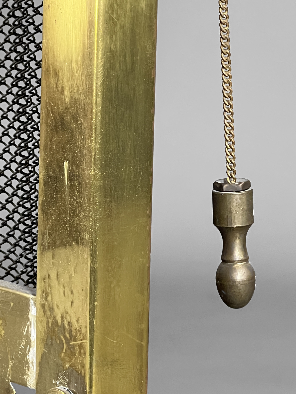 Chispero de bronce con cortina de malla negra.