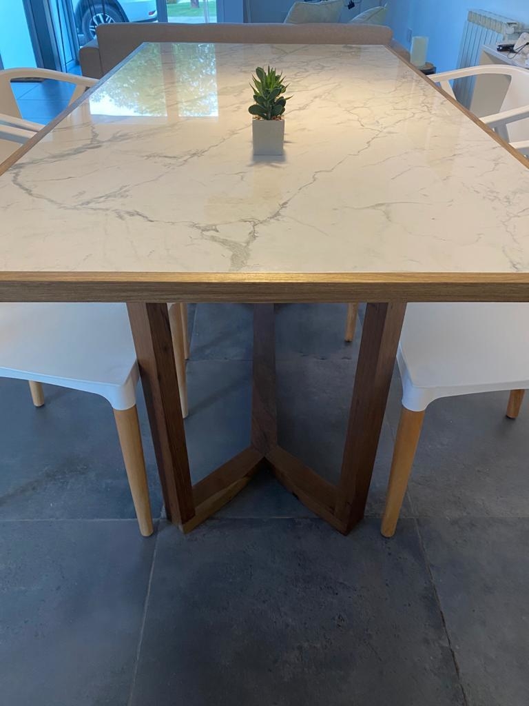 MESA DE COMEDOR DE PORCELANATO Y MADERA