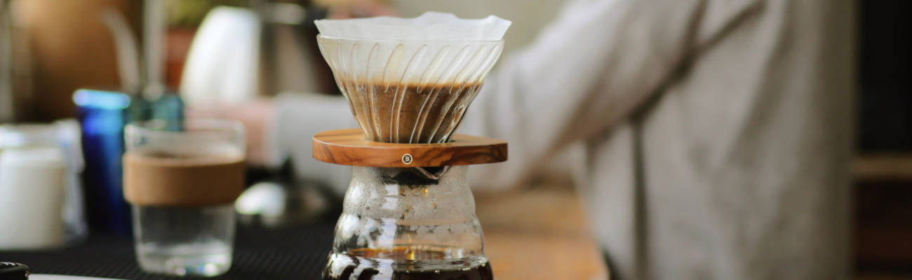 Café coado: filtros, coadores e outros segredos dessa bebida