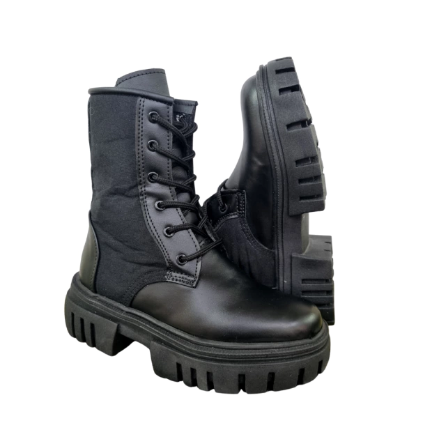 Botas negras en base cuero y laterales lona