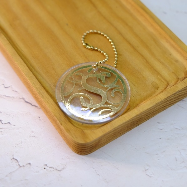 Chaveiro simples com inicial gravada.