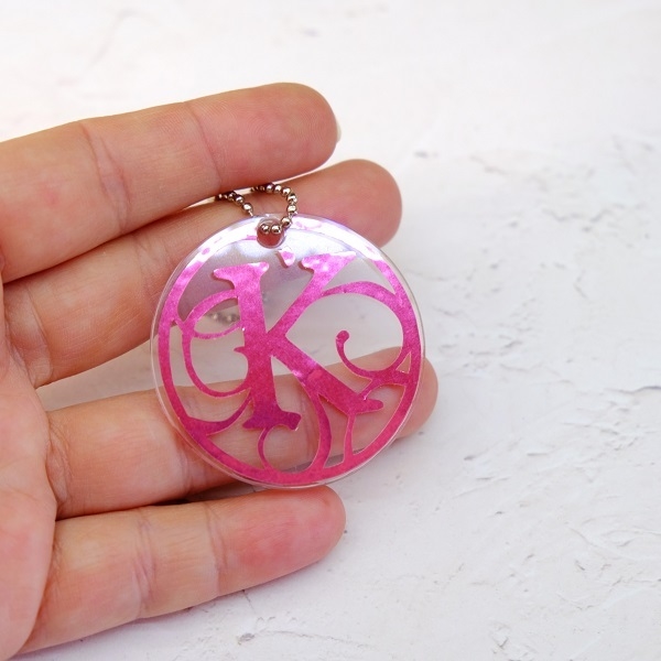 Chaveiro simples com inicial gravada.