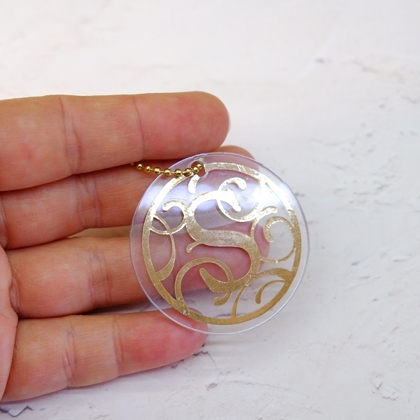 Chaveiro simples com inicial gravada.