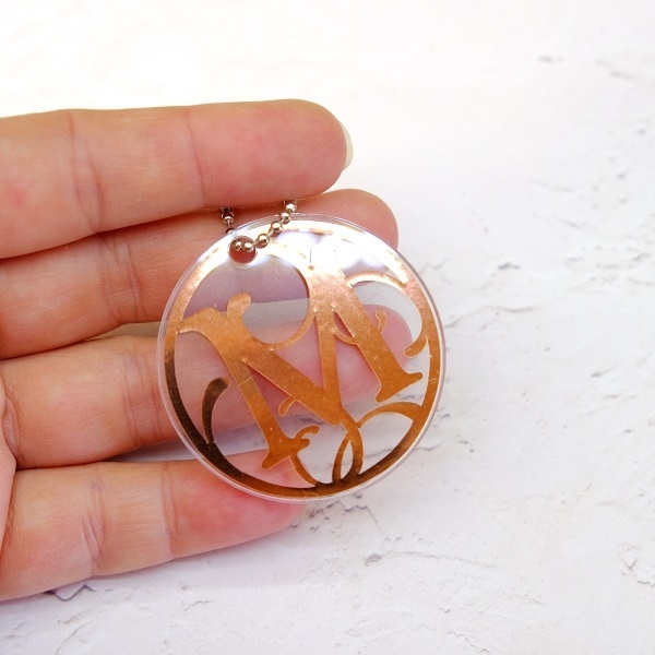 Chaveiro simples com inicial gravada.