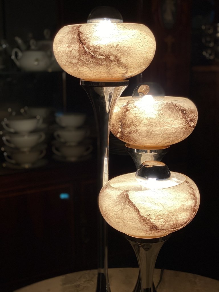 Luminária Art Déco com cúpulas em vidro e base cromada