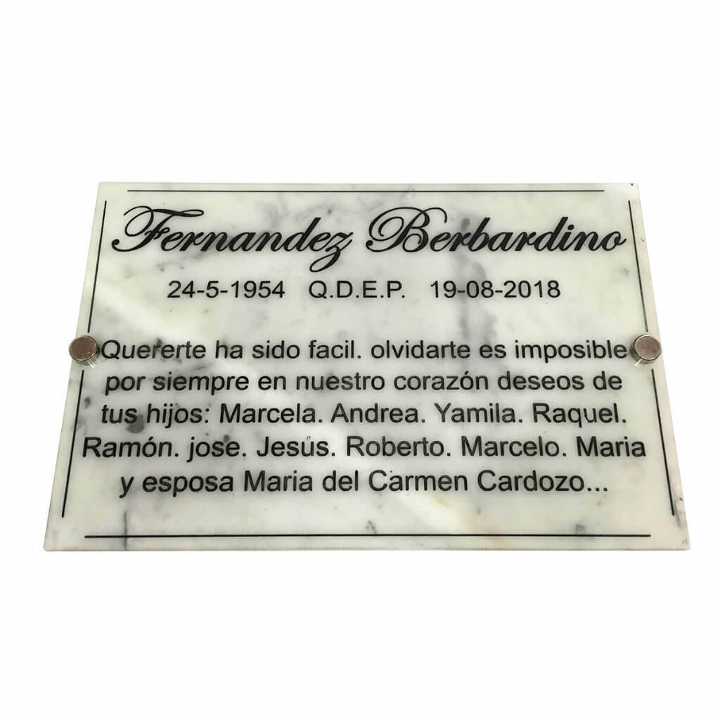 Placa de marmol grabada en bajo relieve, personalizada para difunto.