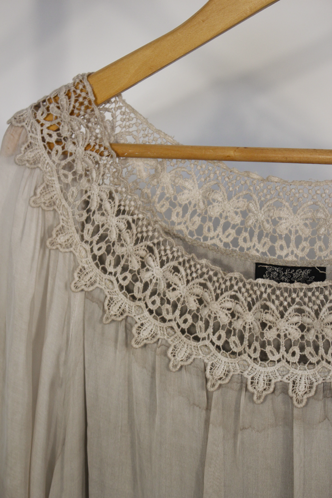 Bata de seda bordada