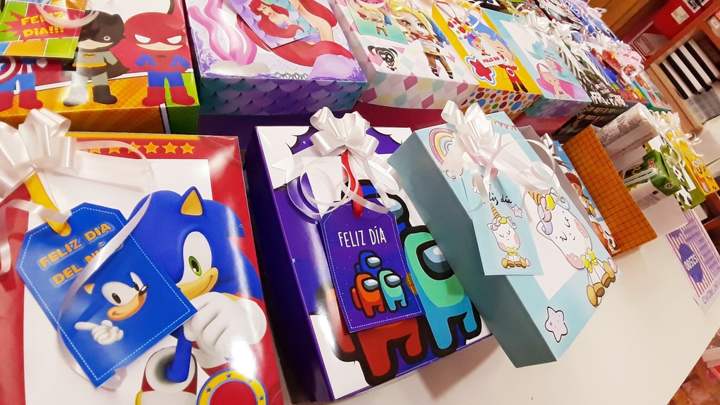 Cajitas Personajes+ Golosinas - Tienda de Desayunos