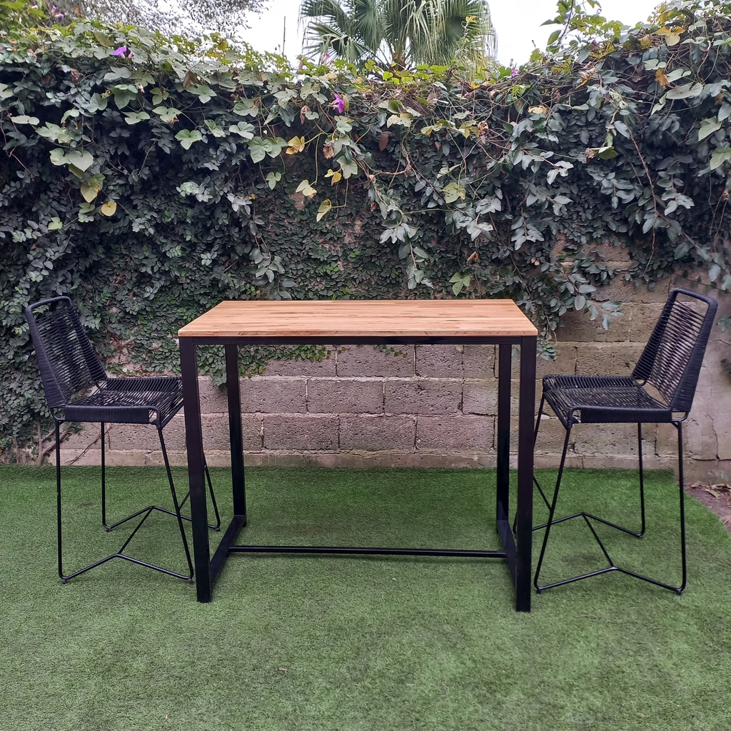 Barra desayunadora hierro y madera estilo industrial con banquetas tulum