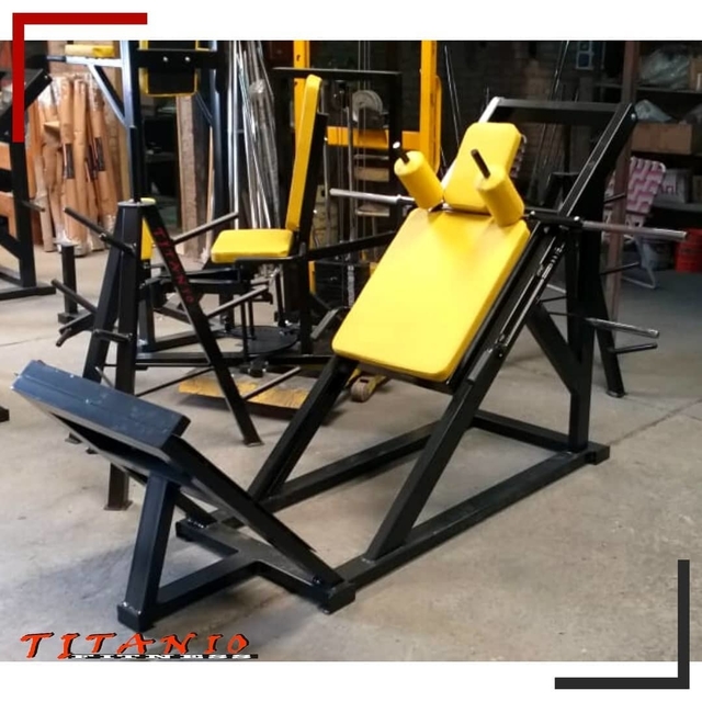 SENTADILLA HACK - Comprar en Titanio Fitness