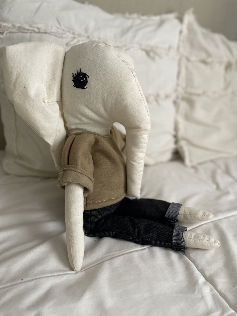 Elefante con buzo verde oliva y jeans - Mubabu
