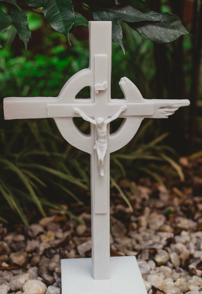 Cruz Celta em Resina e Pó de Mármore