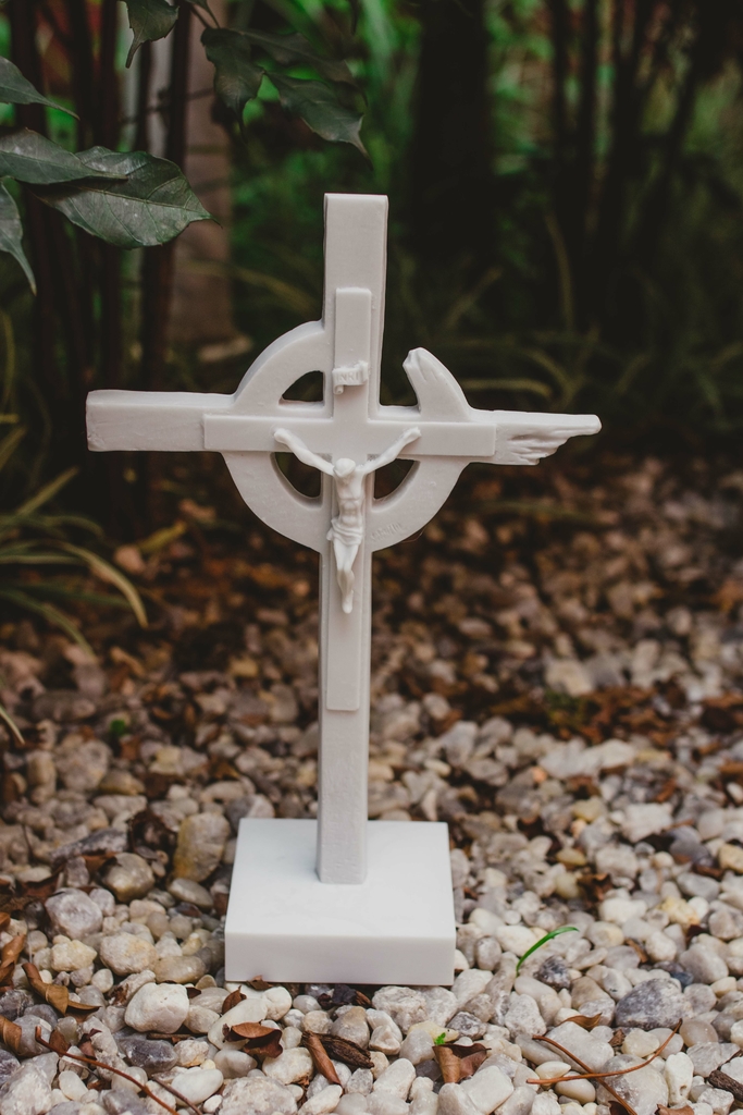 Cruz Celta em Resina e Pó de Mármore
