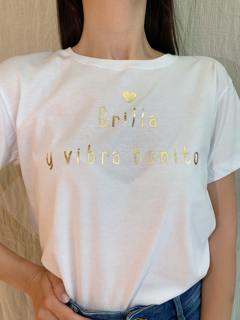 Remera BRILLA Y VIBRA BONITO - DORADO - Comprar en BECK