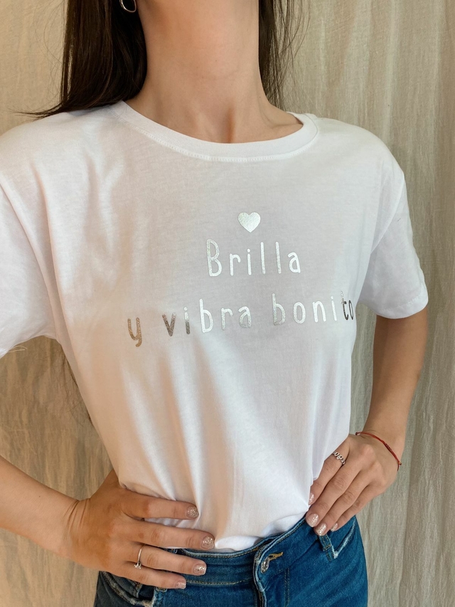 Remera BRILLA Y VIBRA BONITO - PLATA - Comprar en BECK