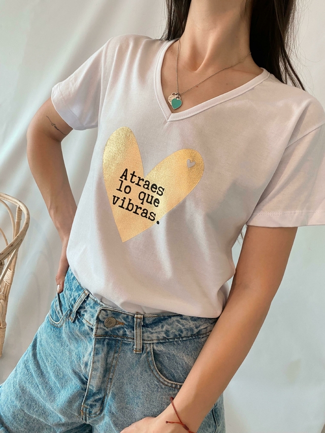 Remera ATRAES LO QUE VIBRAS - Dorado- Cuello V - BECK