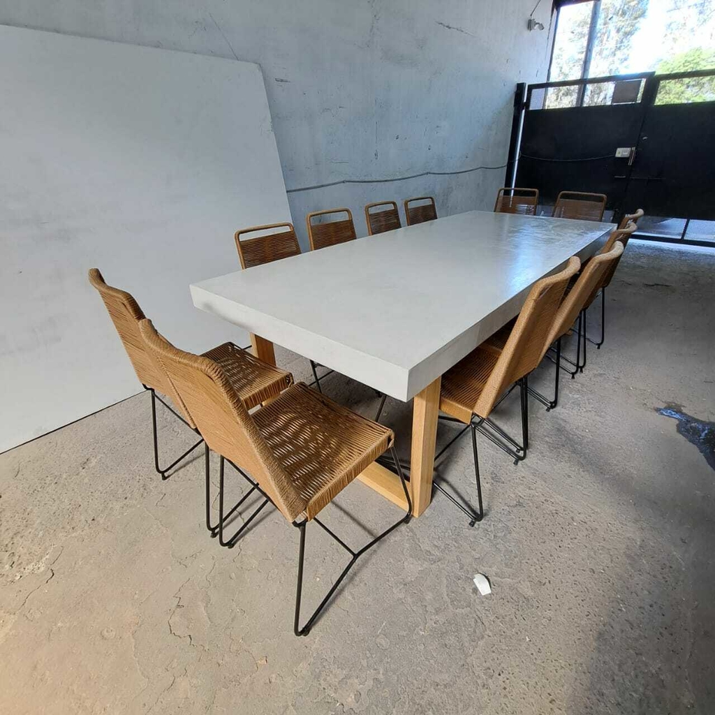 MESA DE MICROCEMENTO CON PATAS DE KIRI + SILLAS TULUM