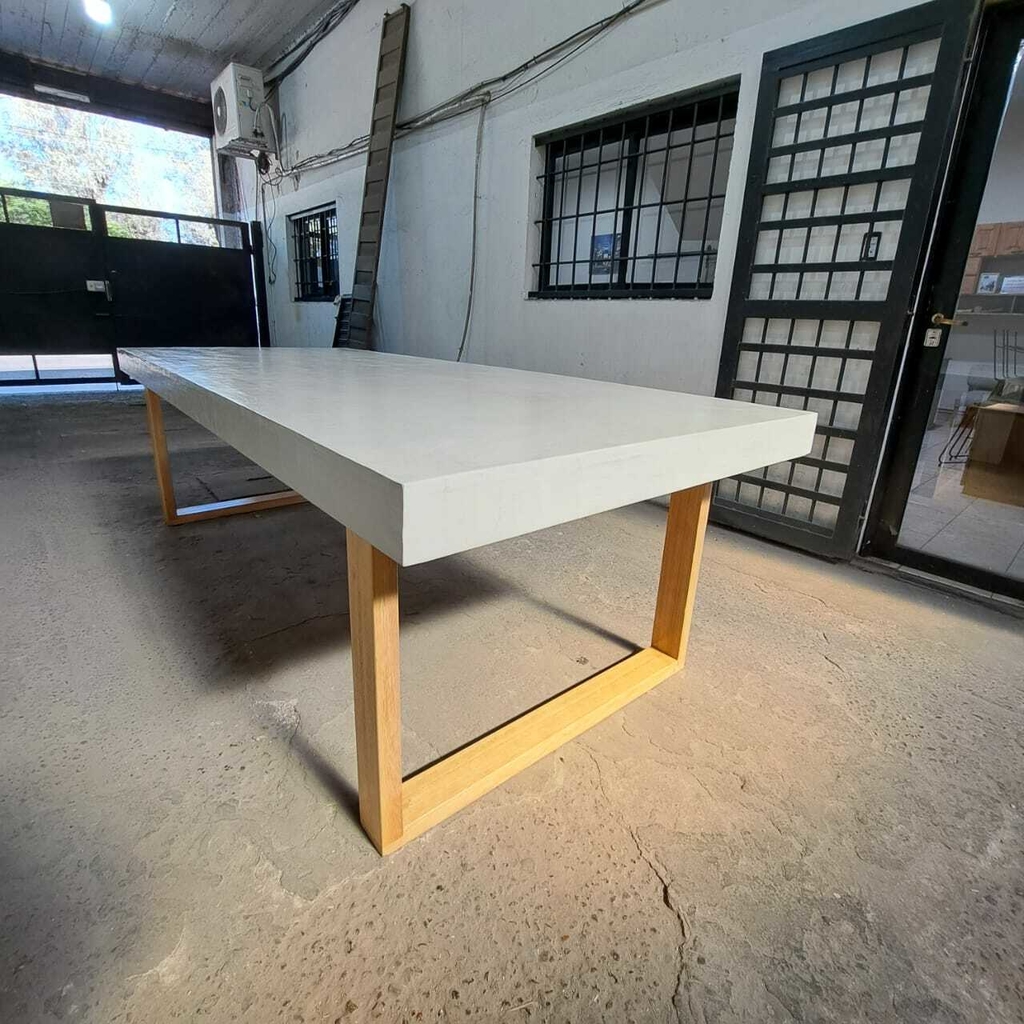 MESA DE MICROCEMENTO CON PATAS DE KIRI