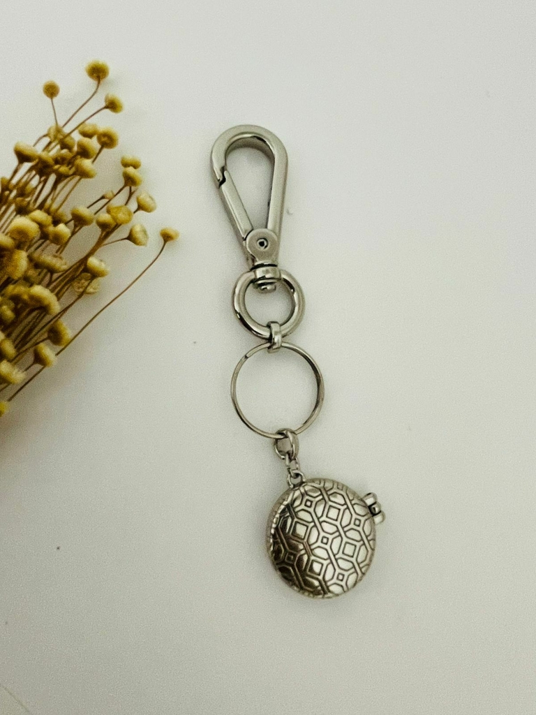 CHAVEIRO RELICARIO REDONDO PRATA - VERNIZ ITALIANO