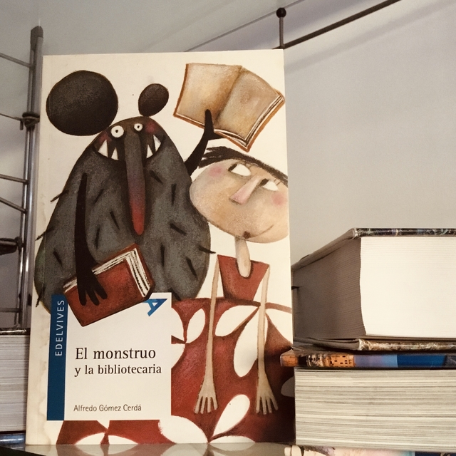 EL MONSTRUO Y LA BIBLIOTECARIA (Editorial EDELVIVES)