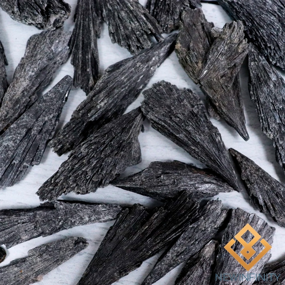 Cianita Negra - Tenha essa pedra de proteção e limpeza