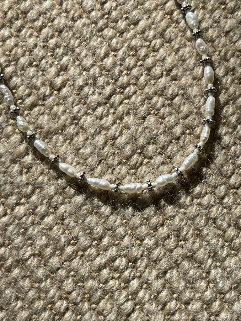 Collar Perlas “Arroz” de río y detalles en plata