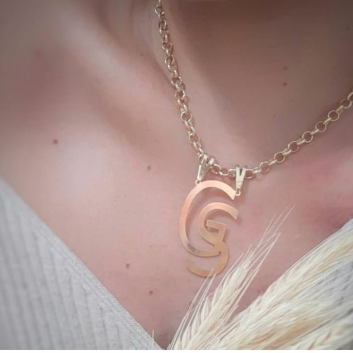 Colar monograma inspiração Virginia