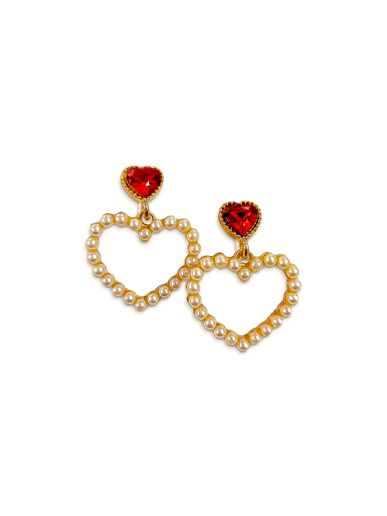 Aros de corazones con perlas y gema roja de corazon