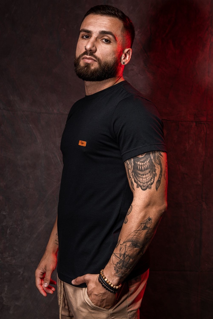 CAMISETA BÁSICA PRETA - Comprar em Estilo Ráfia