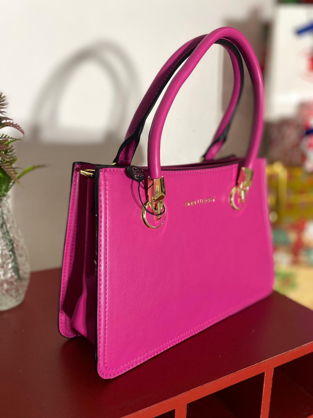 Bolsa rosa com detalhes dourados