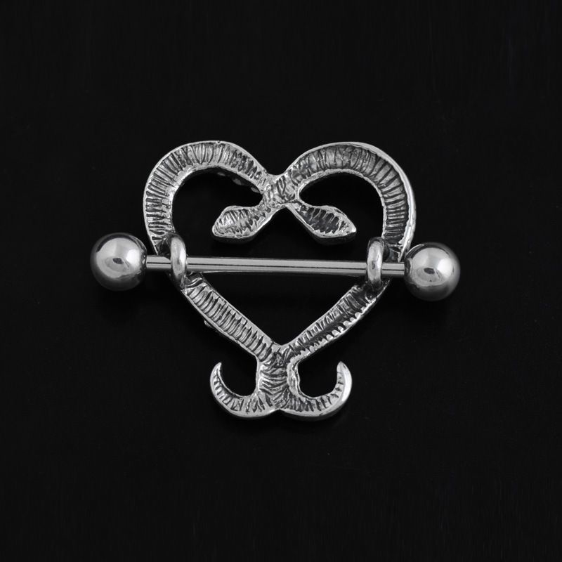 Piercings pezones corazón serpientes