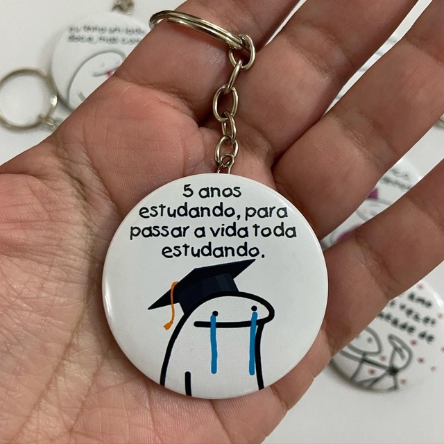 Chaveiro Flork Meme “5 anos estudando, para passar a vida toda estudando”