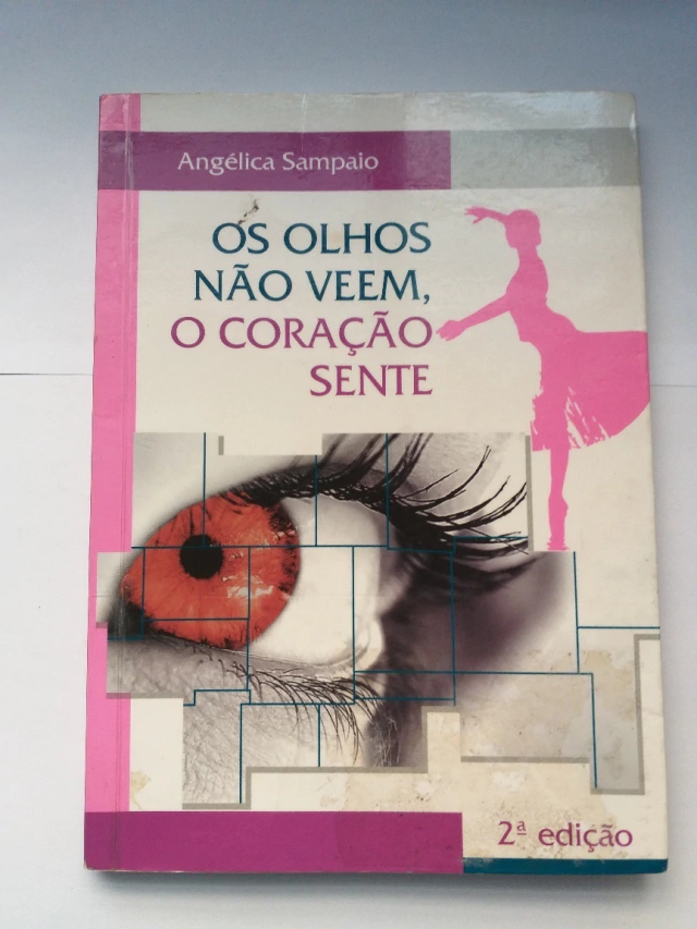 Livro, Os olhos não veem, o coração sente, de Angélica Sampaio