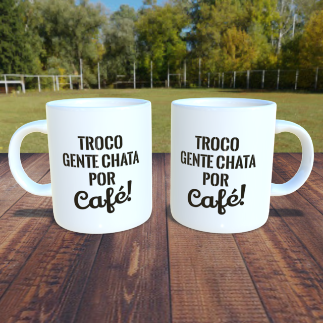 Caneca de cerâmica personalizável para amantes de café.