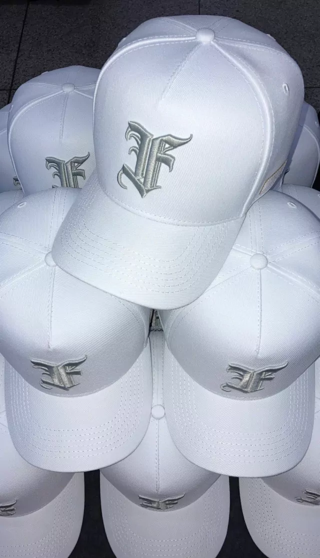 BONÉ MASCULINO SNAPBACK BRANCO/PRATA - FitClothingLine