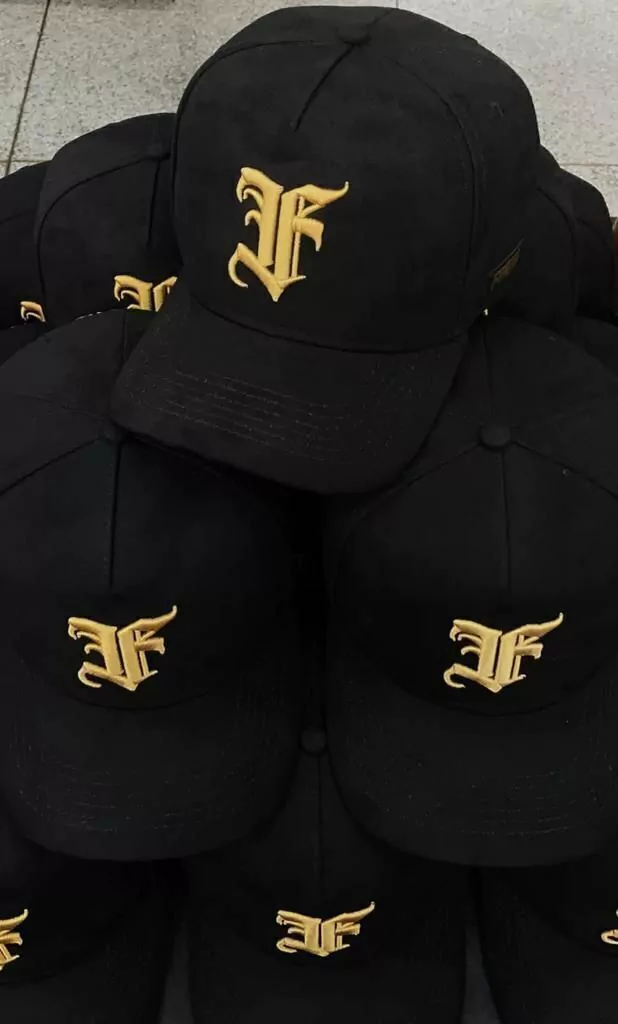 BONÉ MASCULINO SNAPBACK SUEDE PRETO/DOURADO