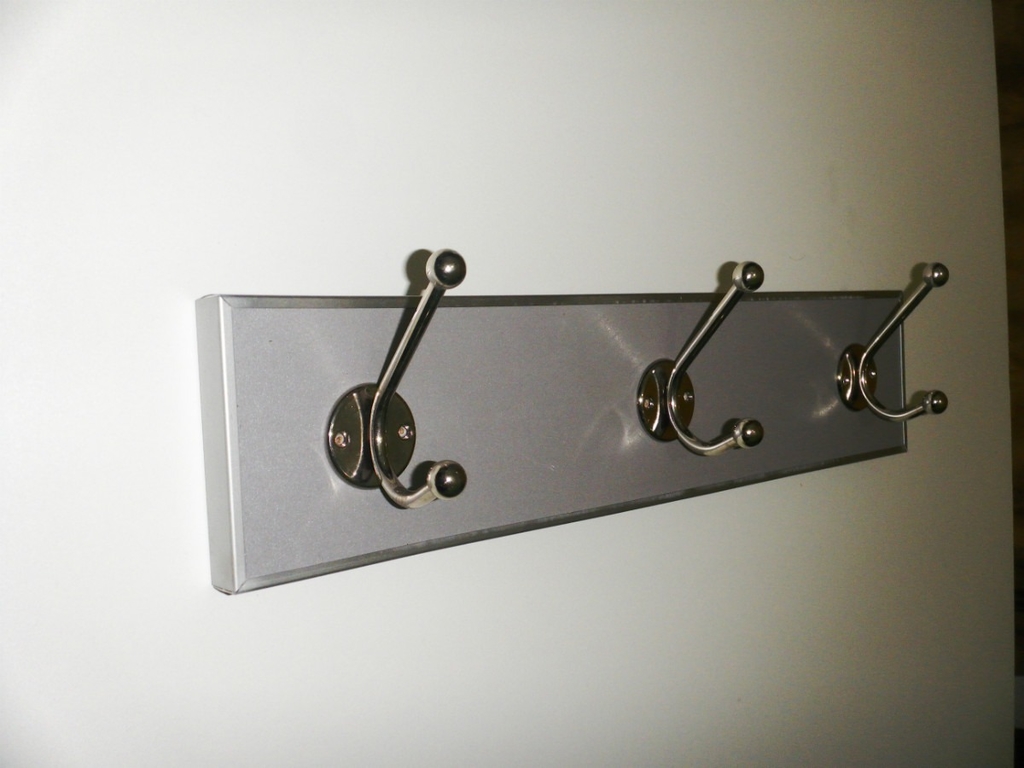 9003 PERCHERO DE PARED MELAMINA CON GANCHOS METALICOS