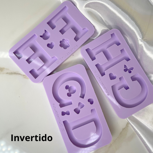 Letras C/D invertidas. 2 cavidades + pingentes.