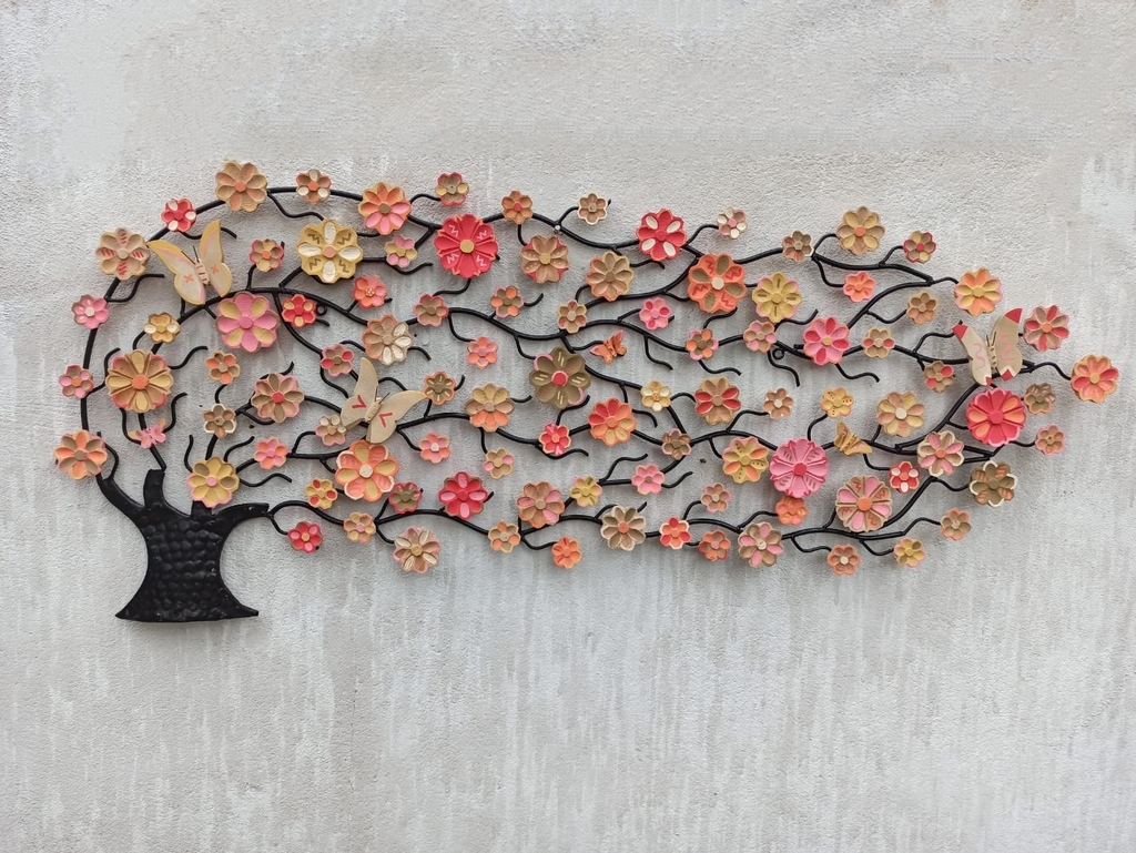 Árvore ventando ferro com flores de madeira