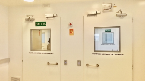 REVESTIMIENTO SINTETICO PARA PAREDES Y TECHO DE LABORATORIOS