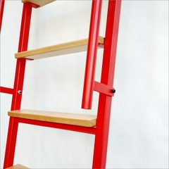 Escalera para altillos o entrepisos con escalones de madera anchos ...