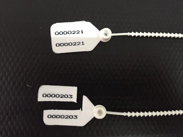 Precinto cola de ratón de 240mm dual, con doble numeración en troquel