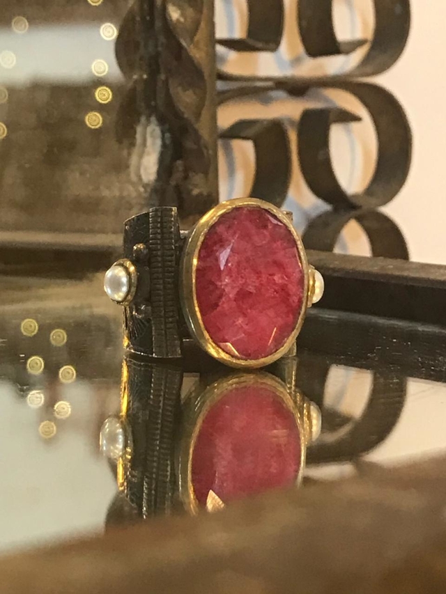Anillo con Raiz de Rubi, Perla de Río, Plata 925 y detalles en Bronce ...