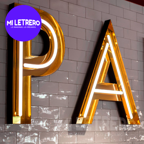 Letras Corpóreas en Aluminio Dorado y Neon Luminoso