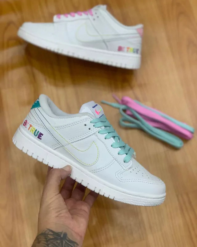 Tênis Feminino Nike SB Dunk Low Branco Colorido