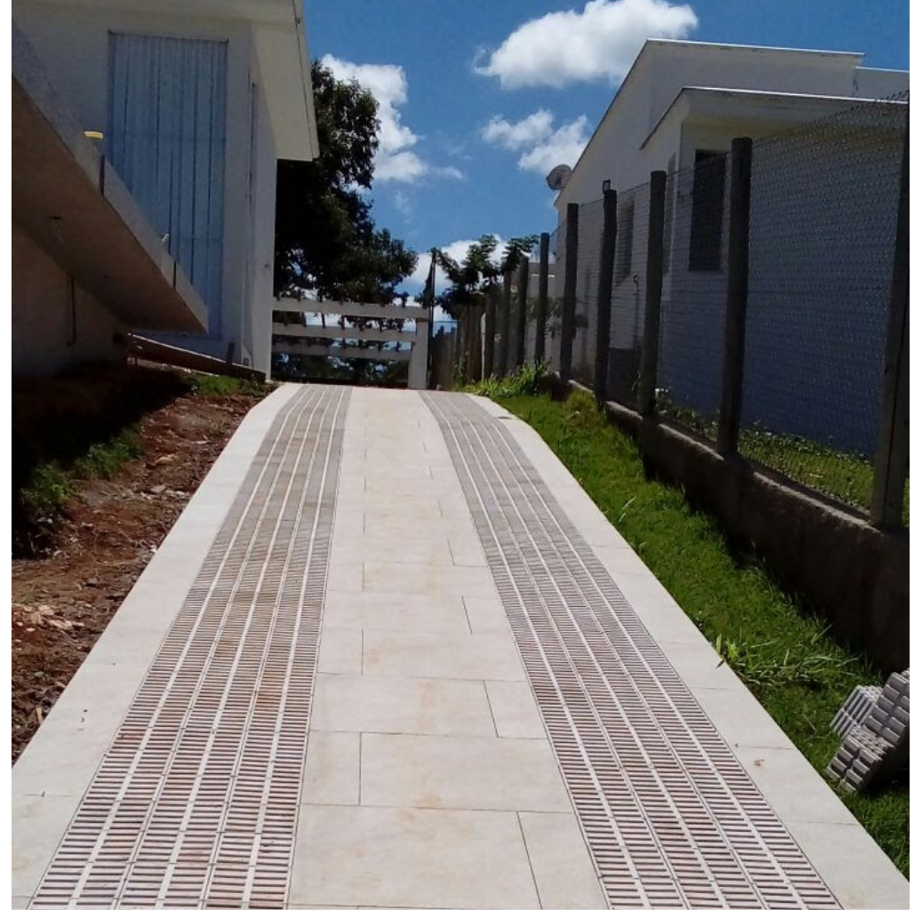 Piso Concreto Rampa 20x20 Cor: Natural - Acesso Minas